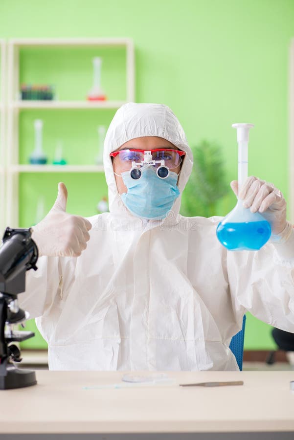 The Chemist Working in the Lab on New Experiment Stock Image - Image of ...