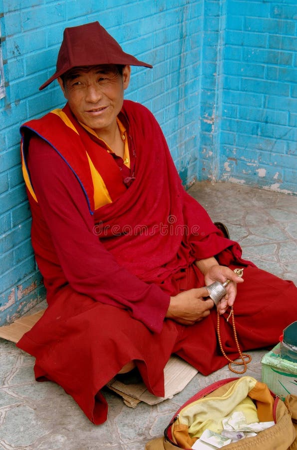 Chengdu, China: Monge Tibetana Assentada Imagem de Stock Editorial ...