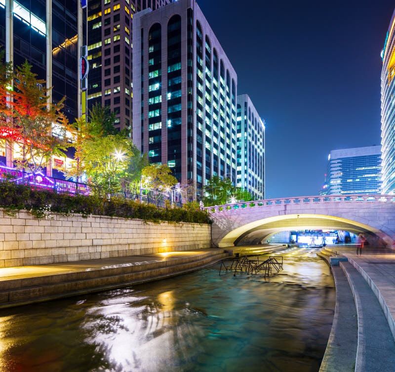 Cheonggyecheon Stream in Seoul Stock Photo - Image of plaza, skyline ...