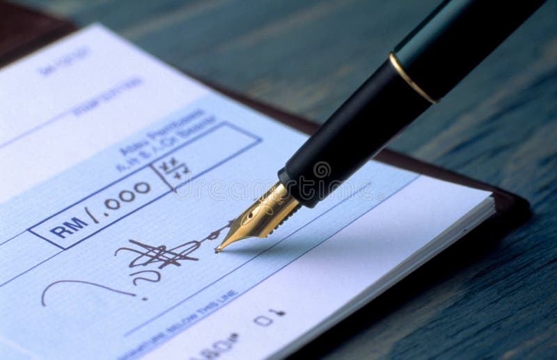 Firma de un cheque imagen de archivo. Imagen de escriba - 1116843