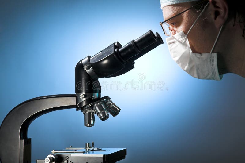 Chercheur Avec Le Microscope Photo stock - Image du chercheur, femme ...