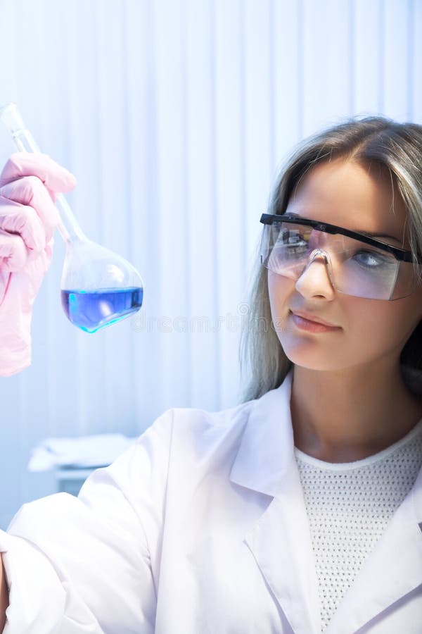 Regard De Chercheur Par Un Microscope Photo stock - Image du ...