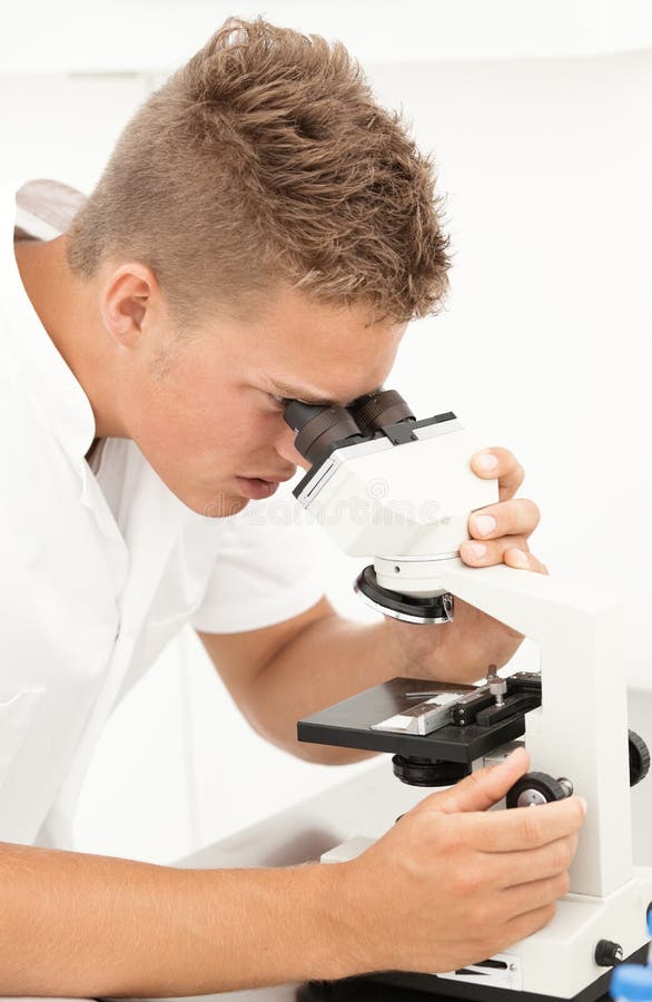 Chercheur Avec Le Microscope Photo stock - Image du homme, masculin ...