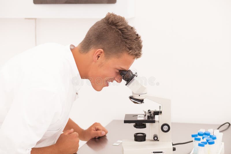 Chercheur Avec Le Microscope Photo stock - Image du homme, masculin ...
