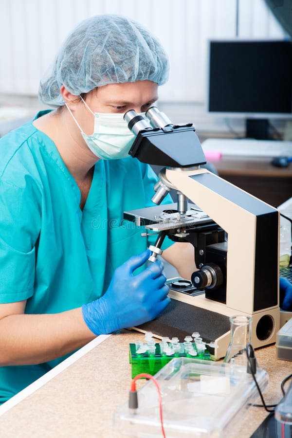 Chercheur Avec Le Microscope Photo stock - Image du chercheur, femme ...