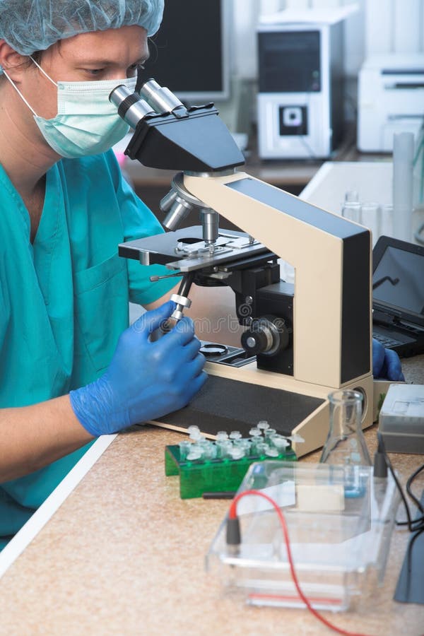 Chercheur Avec Le Microscope Photo stock - Image du chercheur, femme ...