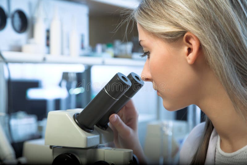 Chercheur Avec Le Microscope Image stock - Image du biochimie, glace ...