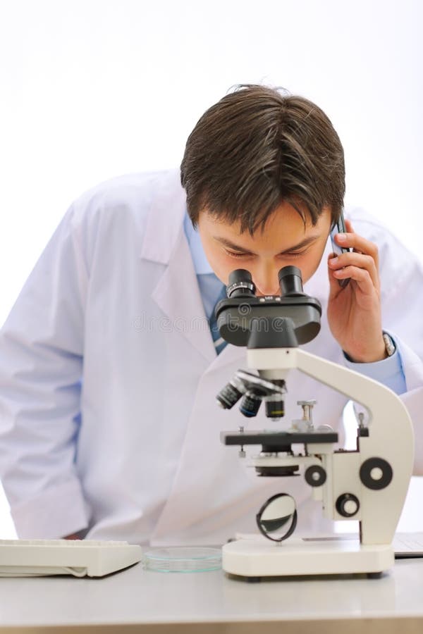 Chercheur Regardant Dans Le Microscope Image stock - Image du module ...