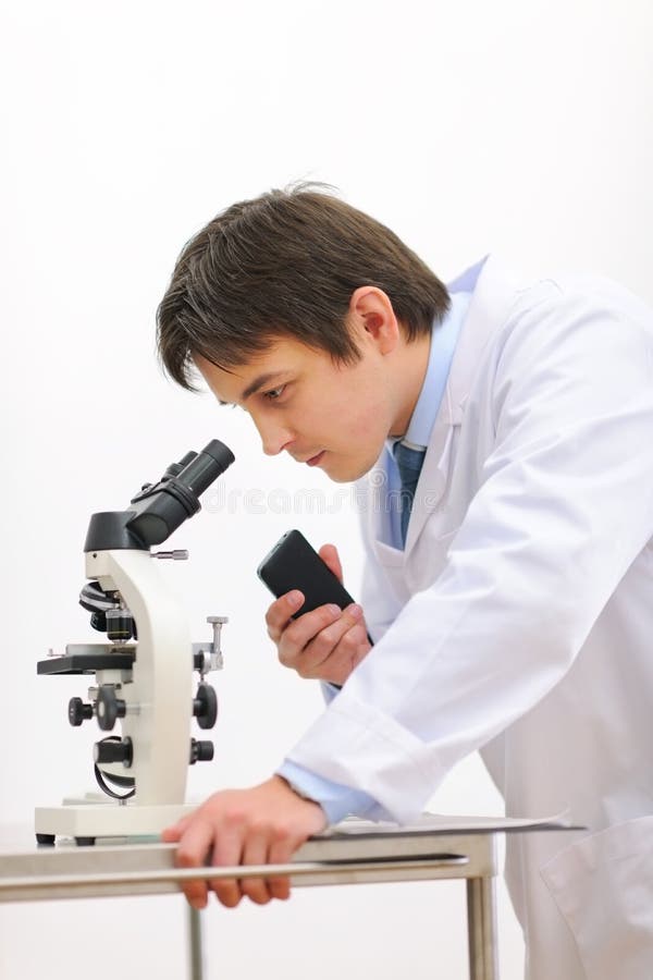 Chercheur Regardant Dans Le Microscope Image stock - Image du module ...