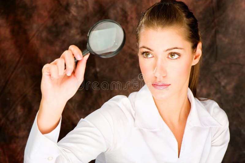 Chercheur Regardant Par Le Verre De Loupe Image stock - Image du ...