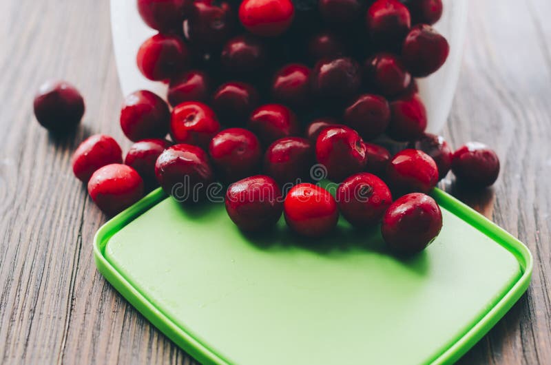 Cherry in Box stock afbeelding. Image of bijtend, achtergrond - 82239755