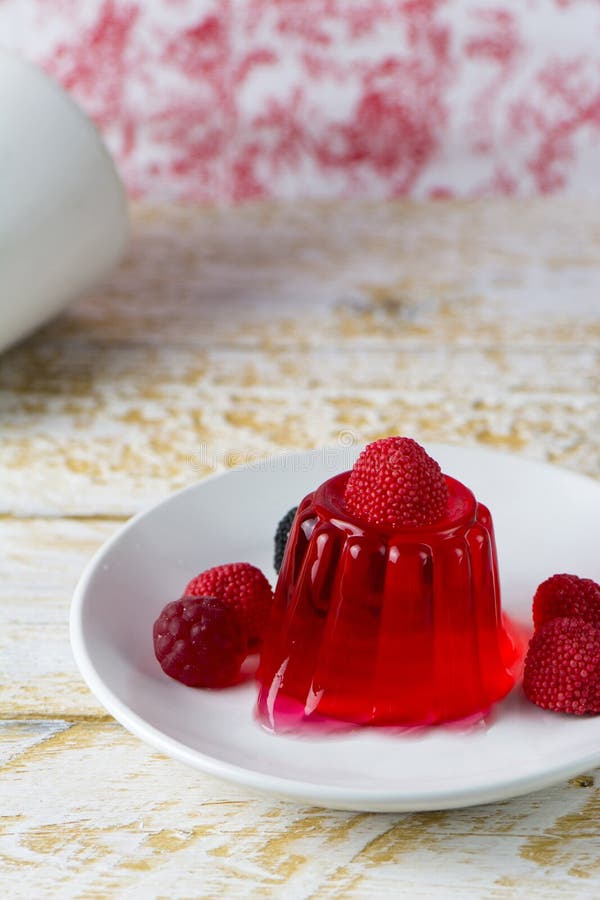 Cherry Gelatin Dessert Homemade Rouge Photo stock - Image du couleur ...