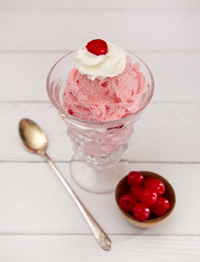 Cherry Ice Cream Sundae imagen de archivo. Imagen de cuchara - 124980549