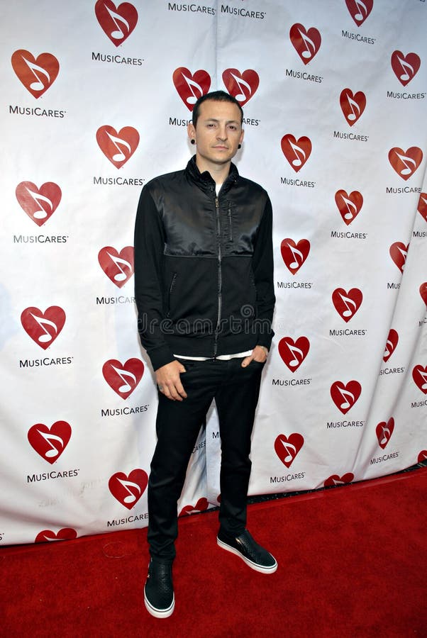 Chester Bennington (Linkin Park) on the Red Carpet Editorial Photo ...