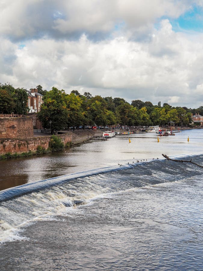 CHESTER CHESHIRE/UK - SEPTEMBER 16 : Weir on the River Dee at Ch ...