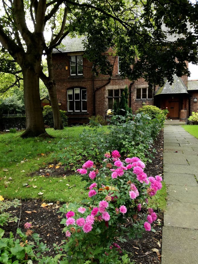 A Chester Countryside House Stock Photo - Image of trees, pretty: 101854252