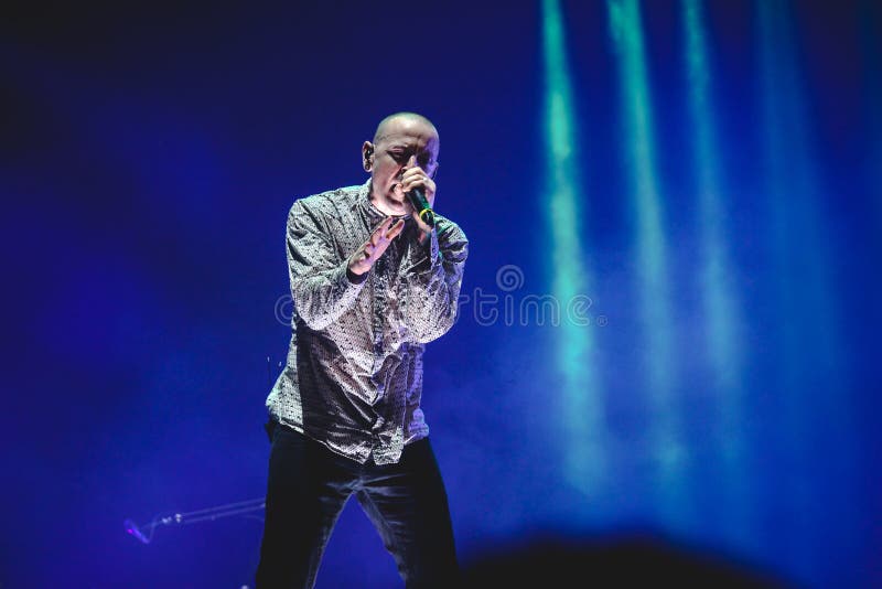 Chester Linkin Park Bennington Singing On Stage Picture. Image: 109916693