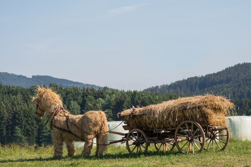 Cheval De Paille, Sculpture En Jardin Dans Une Ferme Avec Le Farmr De ...