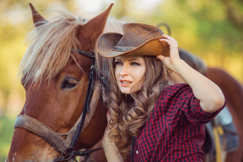 Cheval Et Mannequin Avec Le Chapeau De Cowboy Photo stock - Image du ...