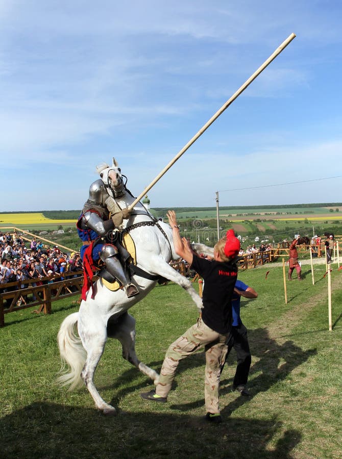 Le Chevalier De Cheval Dans Une Armure Lourde Image stock éditorial ...