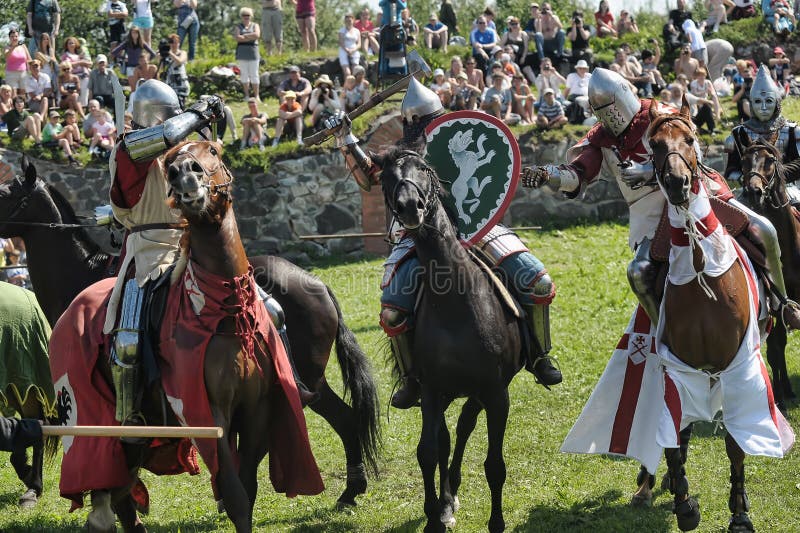 Combat de deux chevaliers photo stock. Image du costume - 15110114