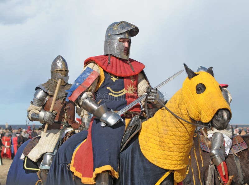 Deux Chevaliers De Cheval Dans Le Domaine Photo stock éditorial - Image ...