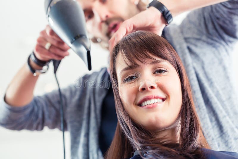 Cheveux De Brushing De Coiffeur Dans La Boutique Photo stock - Image of ...