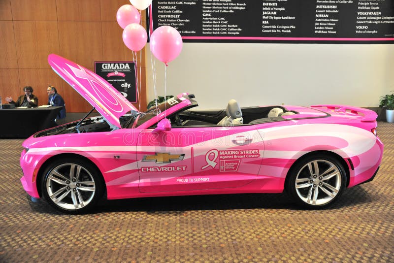 Chevy Camaro en rosa foto editorial. Imagen de pintado - 79600386