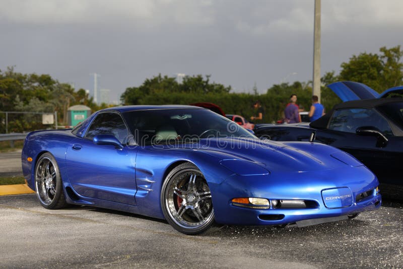Chevy Corvette Azul Em Um Parque De Estacionamento Imagem Editorial ...