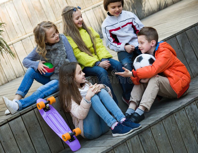 Chiacchierata Minore Dei Bambini All'aperto Fotografia Stock - Immagine ...