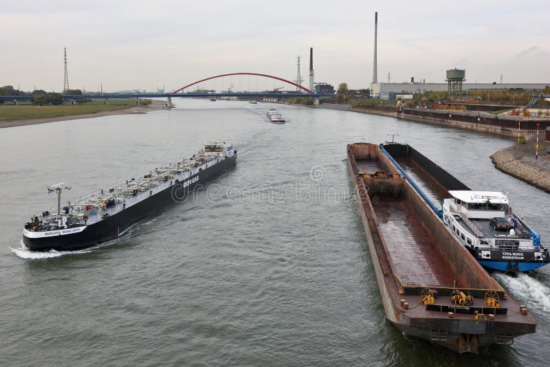 Chiatta Sul Fiume Il Reno, Germania Fotografia Stock Editoriale ...