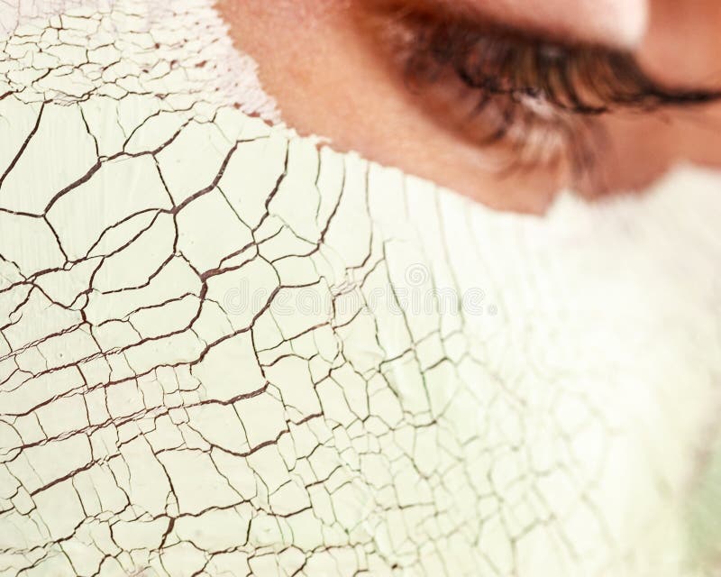 Chica Con MÃ¡scara De Barro En La Cara Imagen de archivo - Imagen de ...