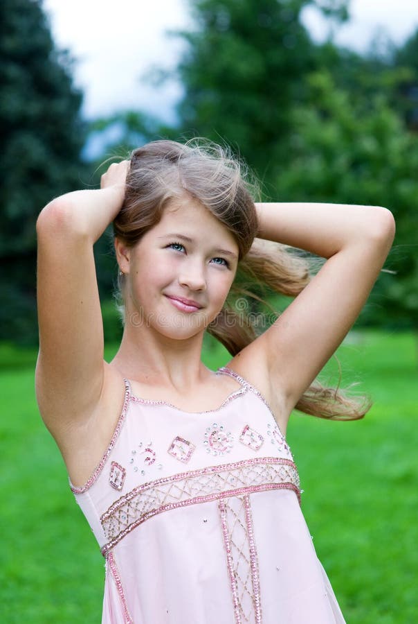 Chica Joven Con El Pelo Largo Imagen De Archivo Imagen De Parque Mujer 20786047