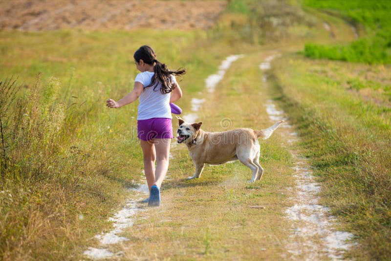 7,709 Chica Joven Con El Perro En Campo Fotos de stock - Fotos libres ...