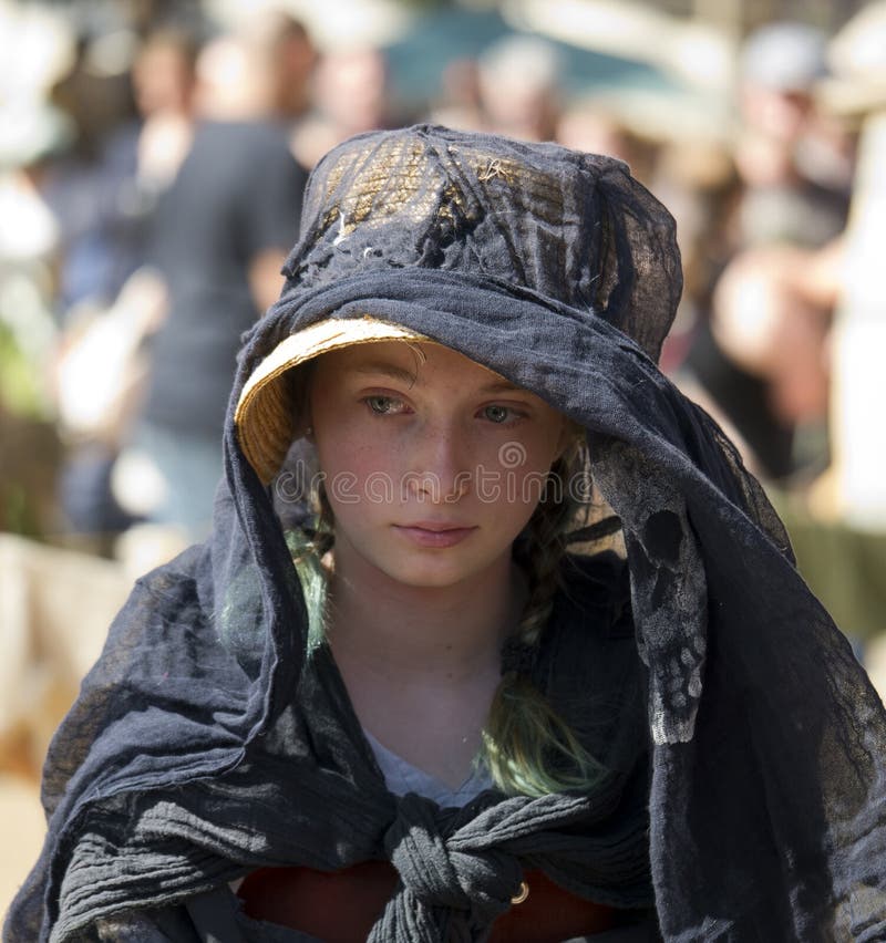 Chica Joven En Ropa Del Renacimiento Imagen editorial - Imagen de velo ...