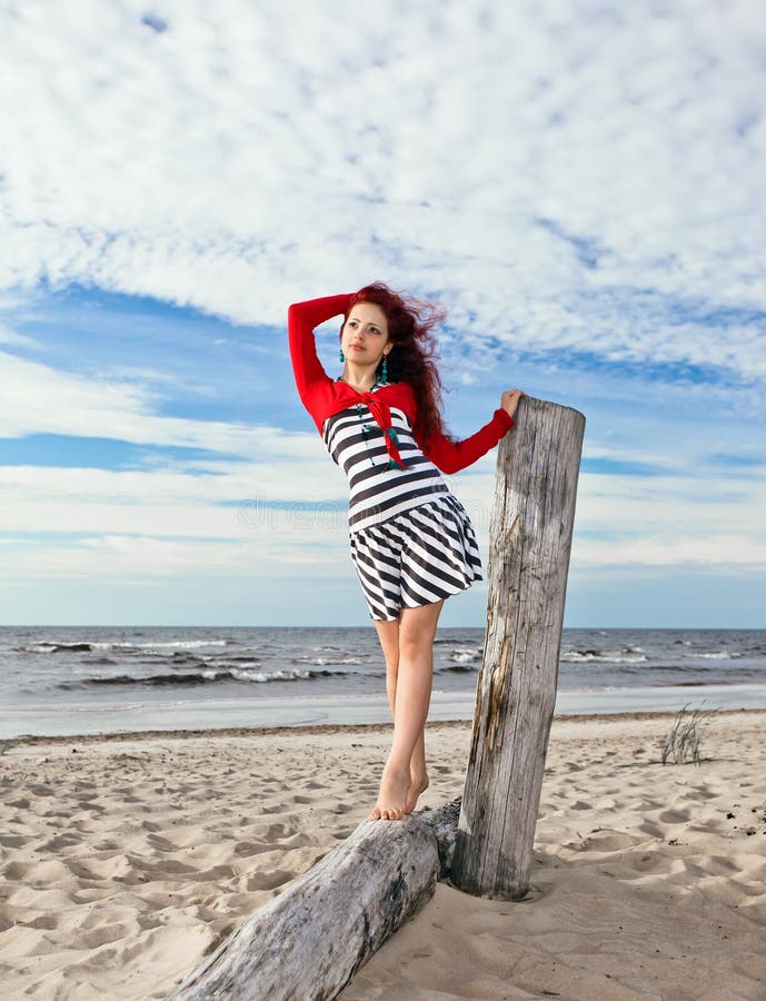 Chica Joven En Vestido Rayado En Una Playa Imagen De Archivo Imagen De Vacaciones Playa 30318521