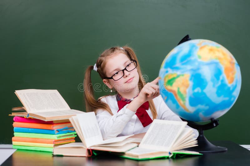 Chica Joven Explorar El Mundo En El Aula Imagen de archivo - Imagen de ...