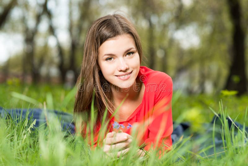Chica Joven Hermosa Que Pone En Parque Foto De Archivo Imagen De Brillante Hierba 38467926