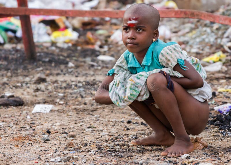 Chica Joven Que Defeca En El Lado Del Templo. Imagen editorial - Imagen ...