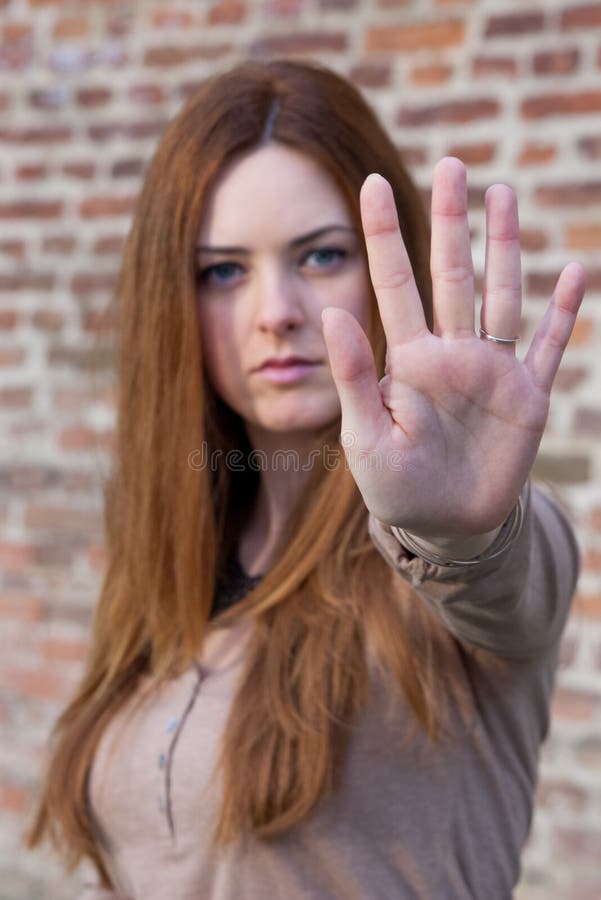 Muchacha Bonita Del Adolescente Que Hace Gesto De La Parada Con Su Mano