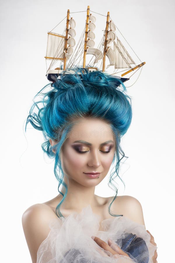Chica Joven Sensual Con Los Hombros Desnudos Y El St Azul Pintado Del Pelo Imagen De Archivo
