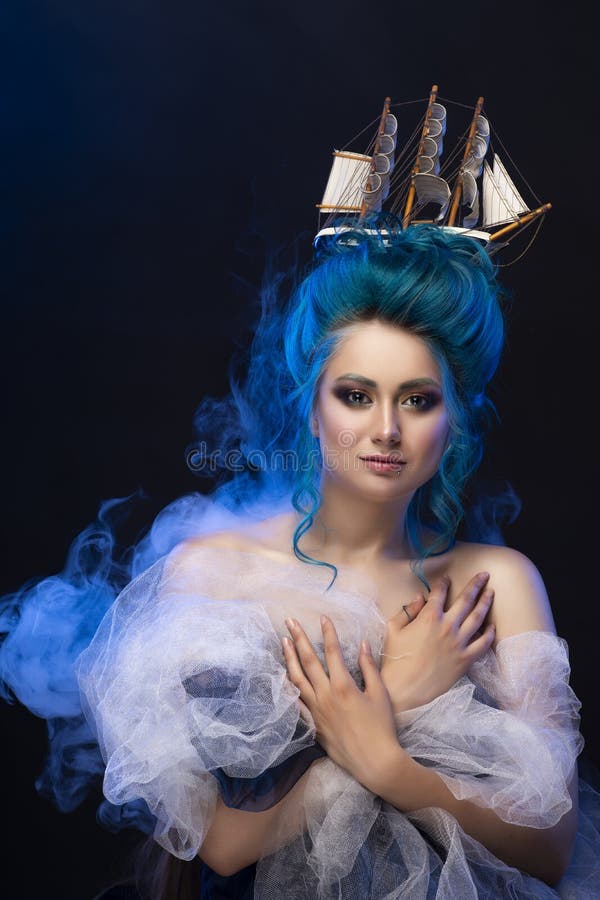 Chica Joven Sensual Con Los Hombros Desnudos Y El St Azul Pintado Del Pelo Foto De Archivo