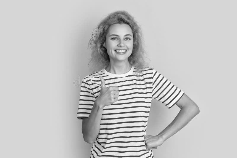 Chica Pelirroja Feliz Muestra El Pulgar Aislado En El Fondo Amarillo Retrato De Joven Pelirroja