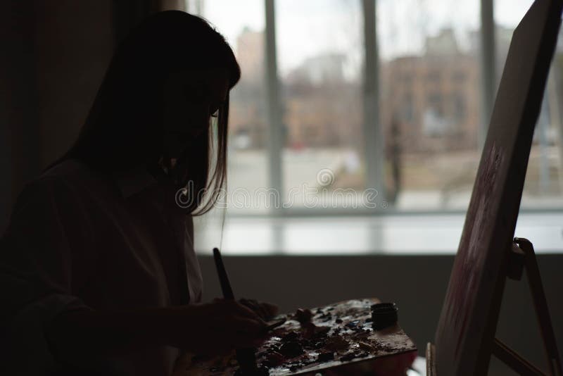 Chica Pintando Delante De La Ventana. Foto de archivo - Imagen de ...
