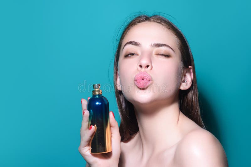 Chica Sexy Usando Perfume Joven Y Hermosa Mujer Con Una Botella De Perfume Modelo Con Belleza