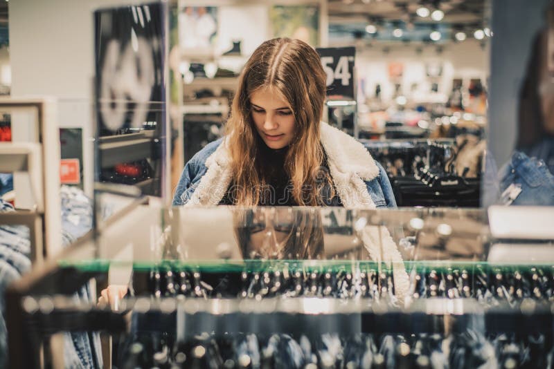 Chica Sonriente Comprando Jeans Nuevos En La Tienda Imagen de archivo ...