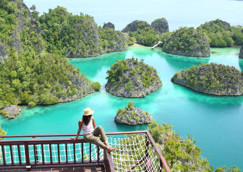 Chica Sonriente Sobre Las Islas De Piaynemo Foto de archivo - Imagen de ...