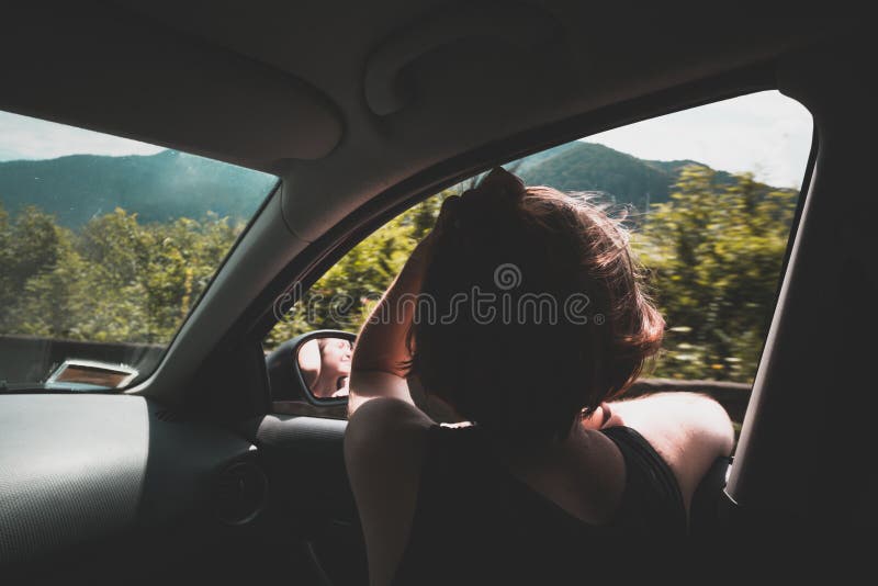 Chica viajando en un auto foto de archivo. Imagen de libertad - 157149466