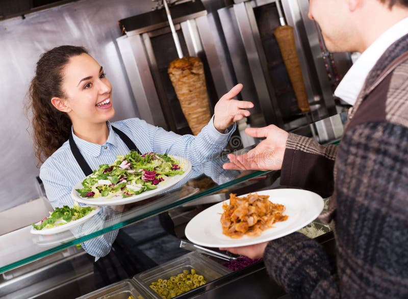 Chica Y Cliente Satisfecho Comprando Kebab Imagen de archivo - Imagen ...