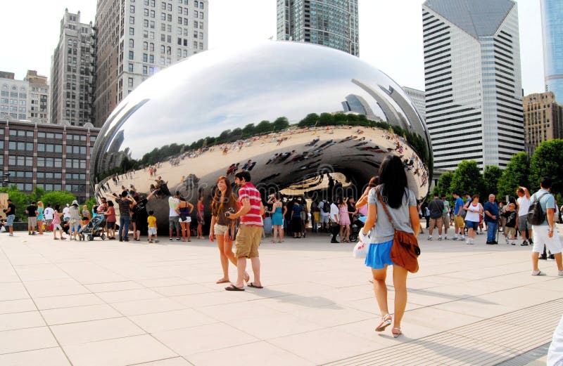 Chicago Cloud Gate Sculpture, the Bean at Millennium Park Editorial ...